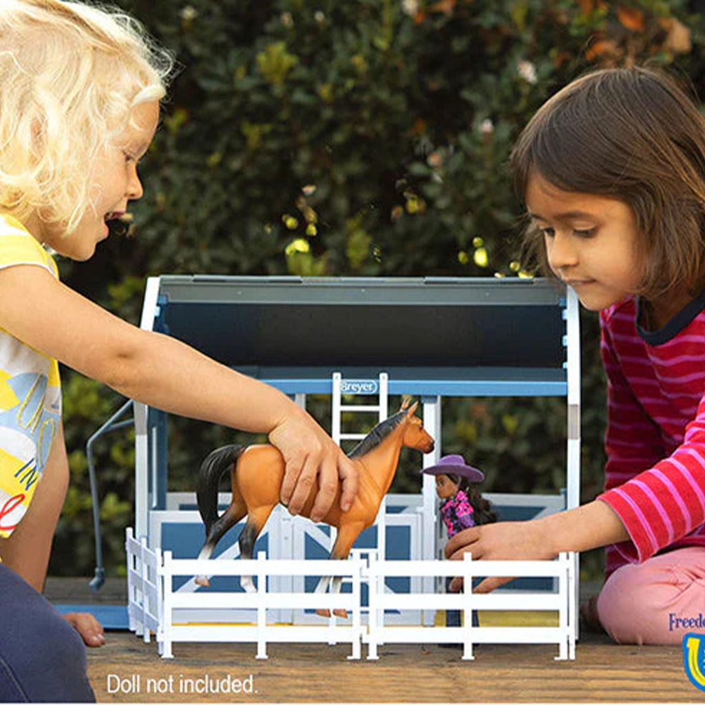 Breyer Freedom Deluxe Country Stable with Horse & Wash Stall – Breyer ...